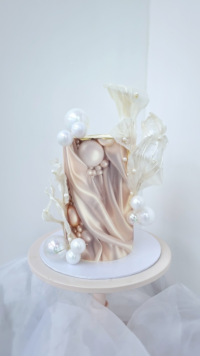 Buy Modern cake decorating technique by CAKES BY LA ACADEMY on Selar